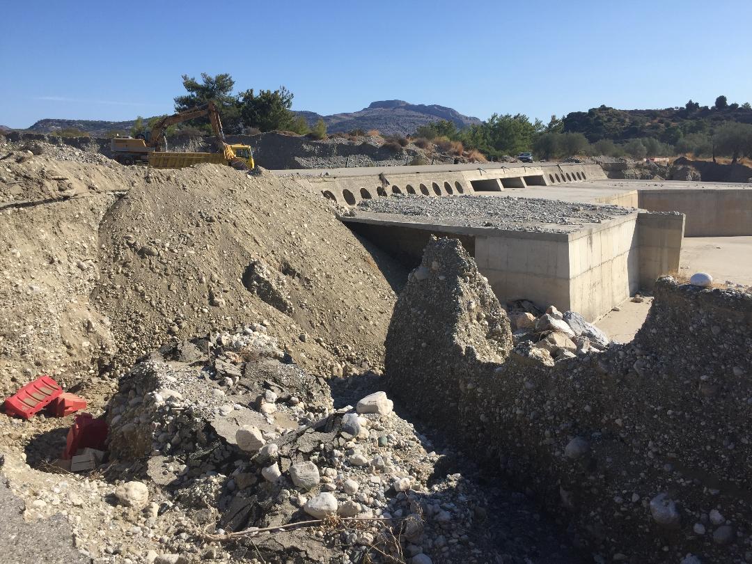 Εργα για την ανακατασκευή αναχωμάτων στον “Σκατουλιάρη” ποταμό