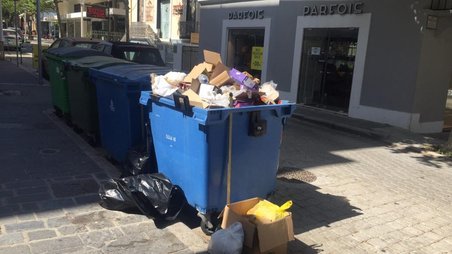 Ξεχειλισμένοι οι κάδοι απορριμμάτων στην καρδιά της πόλης | Νέα ...