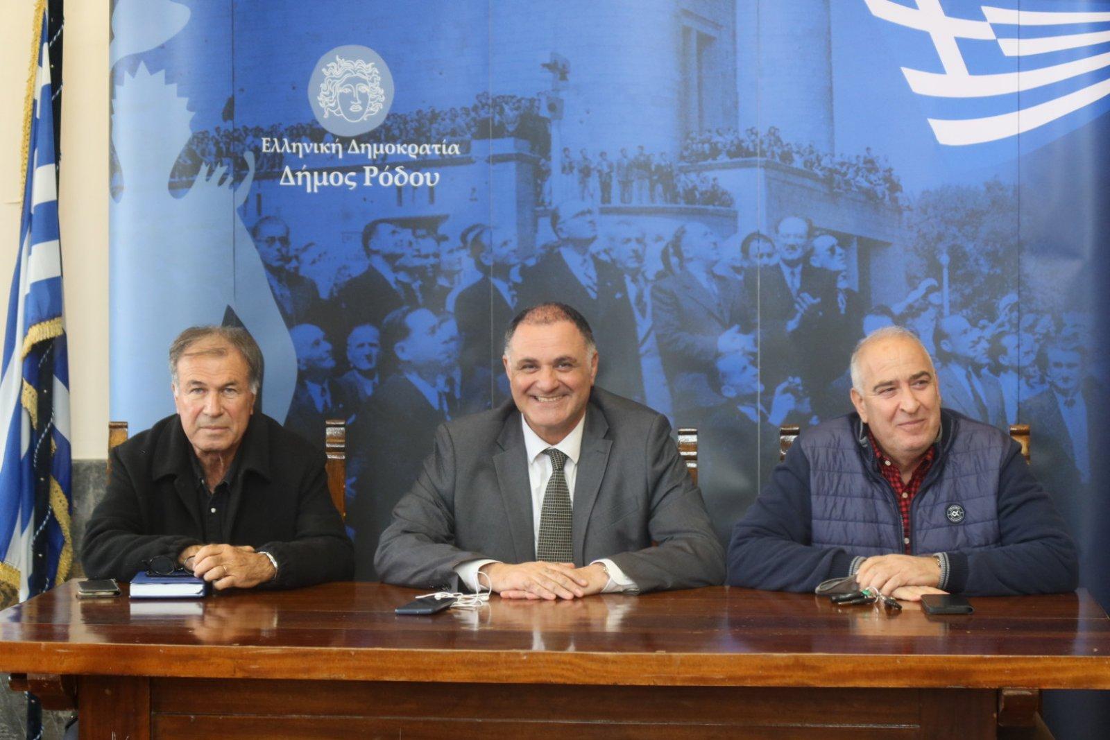 Ευρεία σύσκεψη μεταξύ Στράτου Καρίκη, Γιάννη Παπαδομαρκάκη και των ...