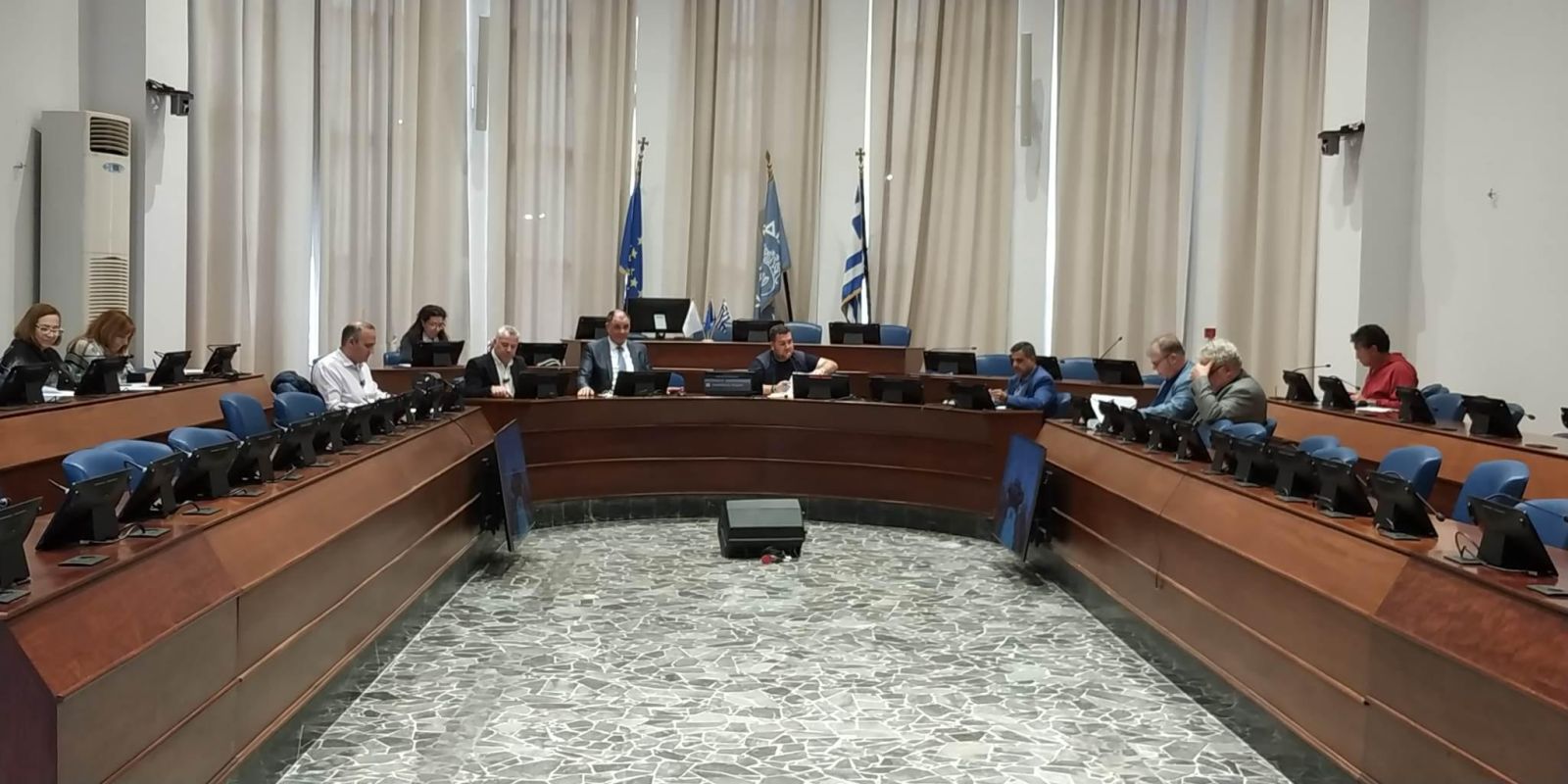 Απείχαν από την ψηφοφορία των θεμάτων στην Οικονομική Επιτροπή του ...