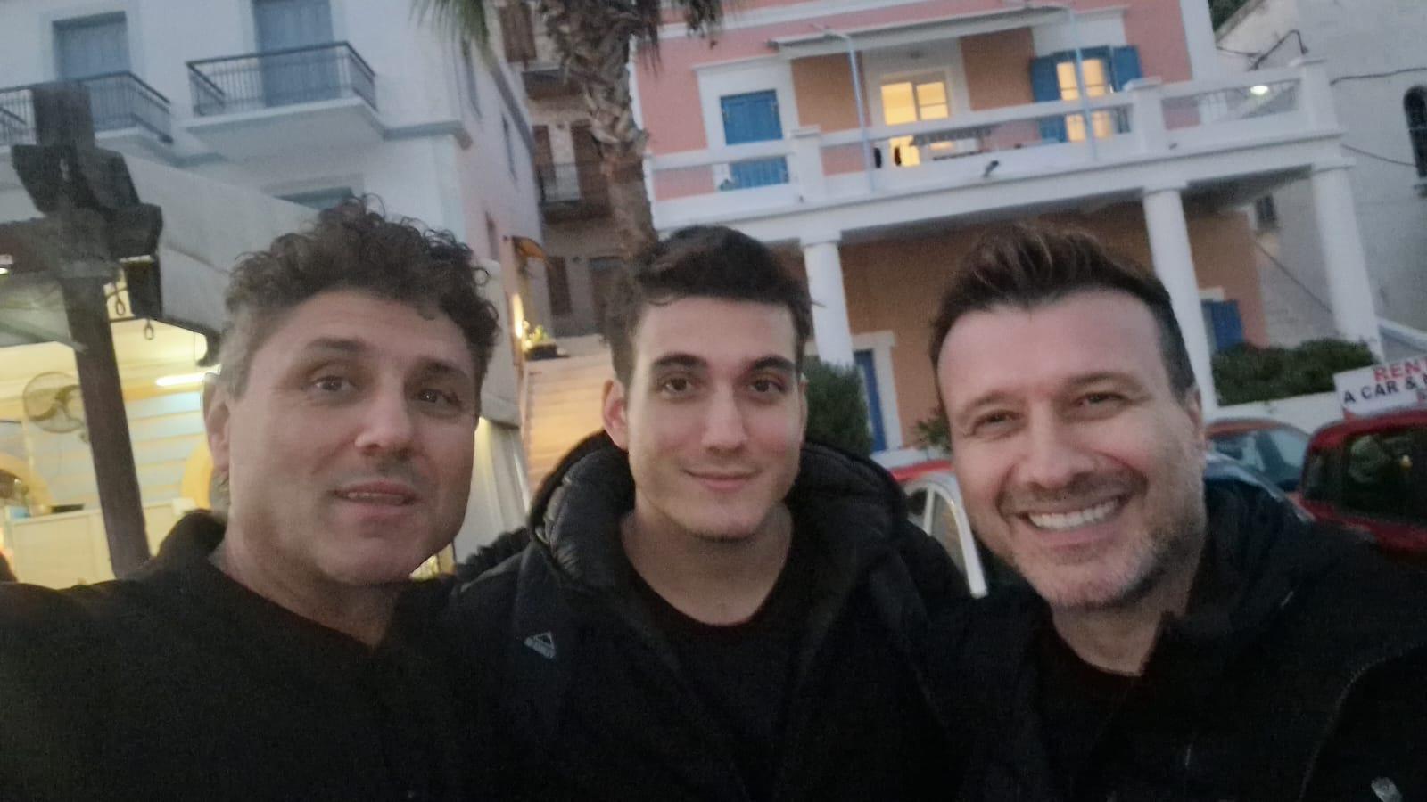 Στη Σύμη ο Γιαννης Πλούταρχος με την οικογένεια του | Νέα | Εκτακτη ...