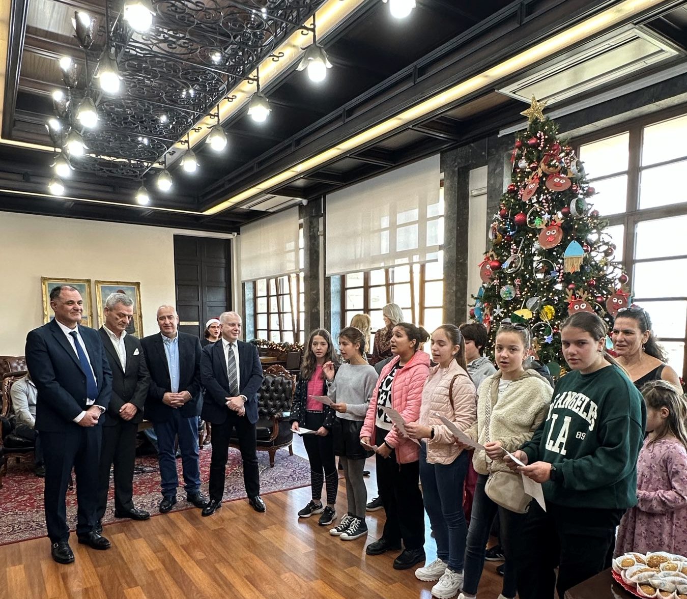 Χριστουγεννιάτικες μελωδίες κάλαντα και ευχές στο Δημαρχείο της Ρόδου ...