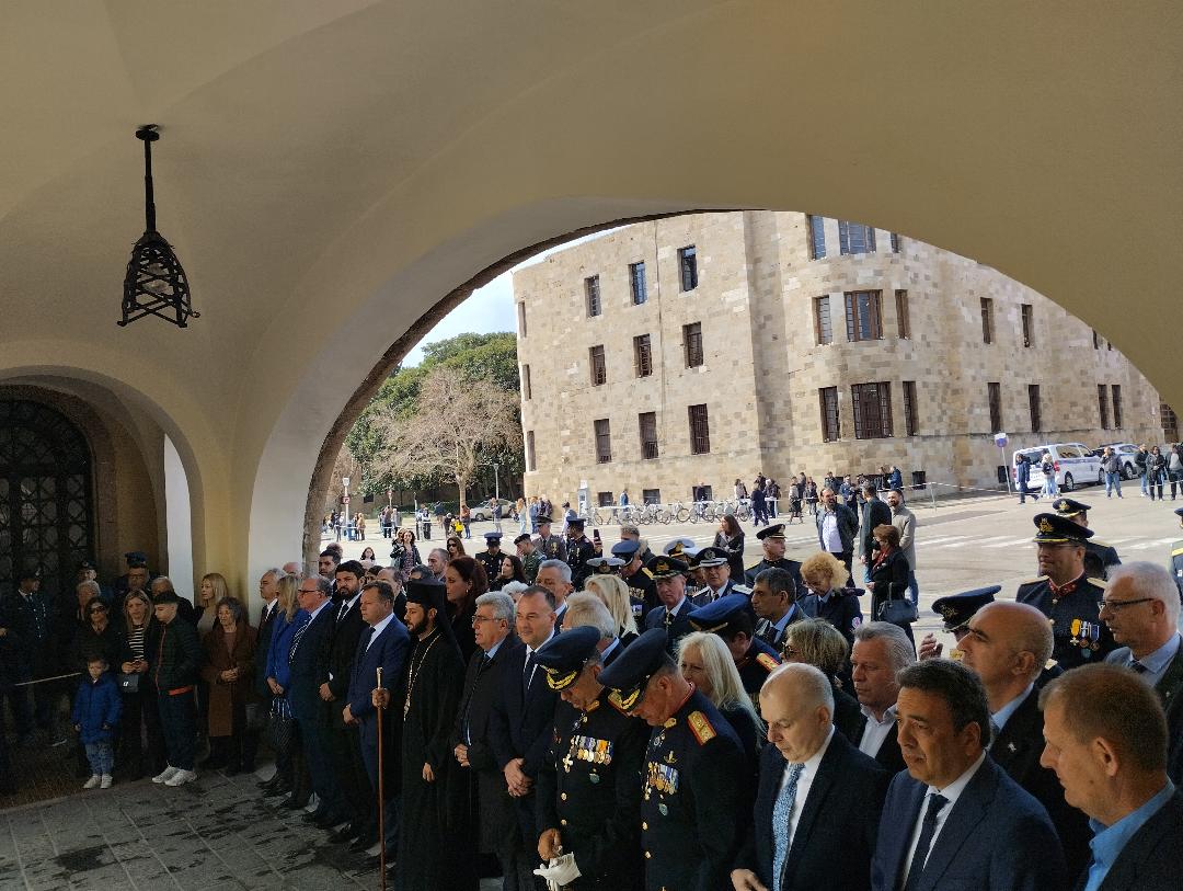 Η κατάθεση στεφάνων στο βωμό της Πατρίδας για την Ενσωμάτωση και οι ...