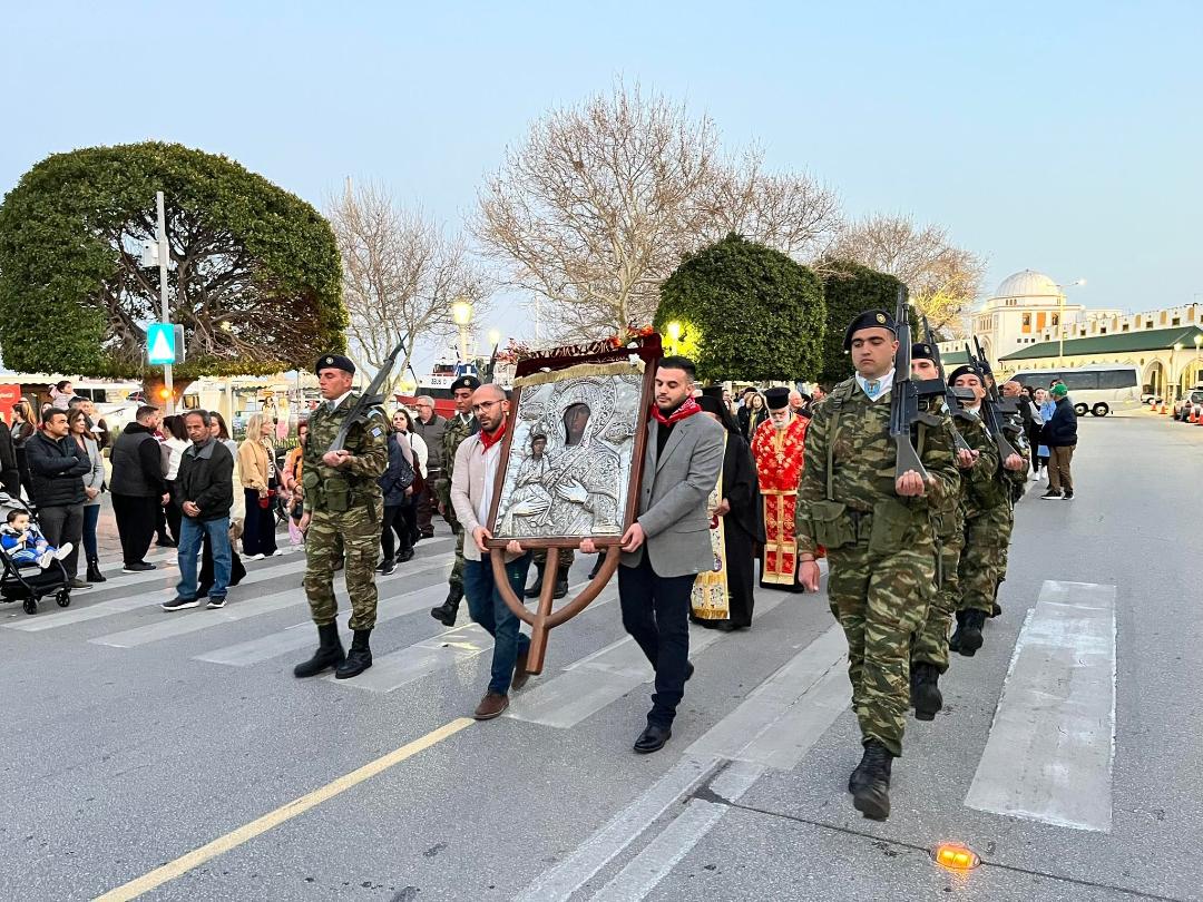 Μεγάλη η προσέλευση στον ιερό ναό του Ευαγγελισμού για την ιερή εικόνα ...