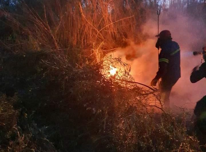 Μεγάλη φωτιά στην Τραπεζία στ’ Αφάντου. Δόθηκε οδηγία για εκκένωση ...