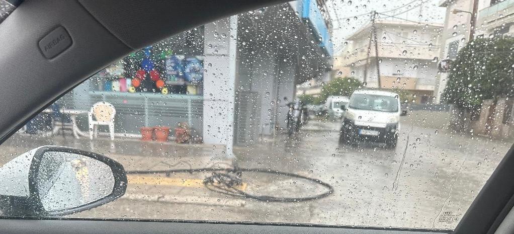 Δρόμοι- ποτάμια από τη βροχή. Καλώδιο έσπασε από στύλο της ΔΕΗ στην ...
