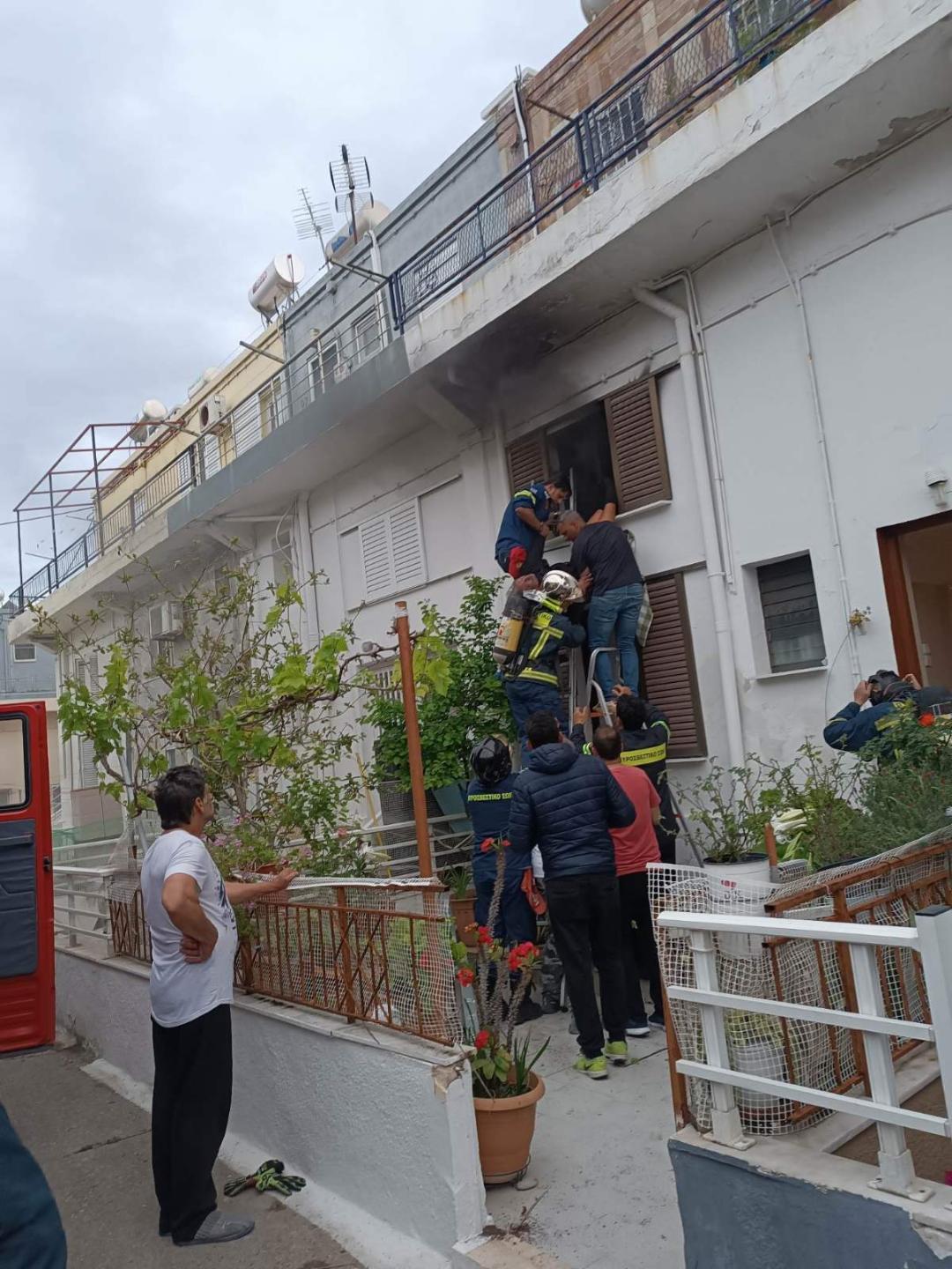 Φωτιά σε κατοικία απέναντι από τις εγκαταστάσεις της ΔΕΣ ΡΟΔΑ . Στο ...