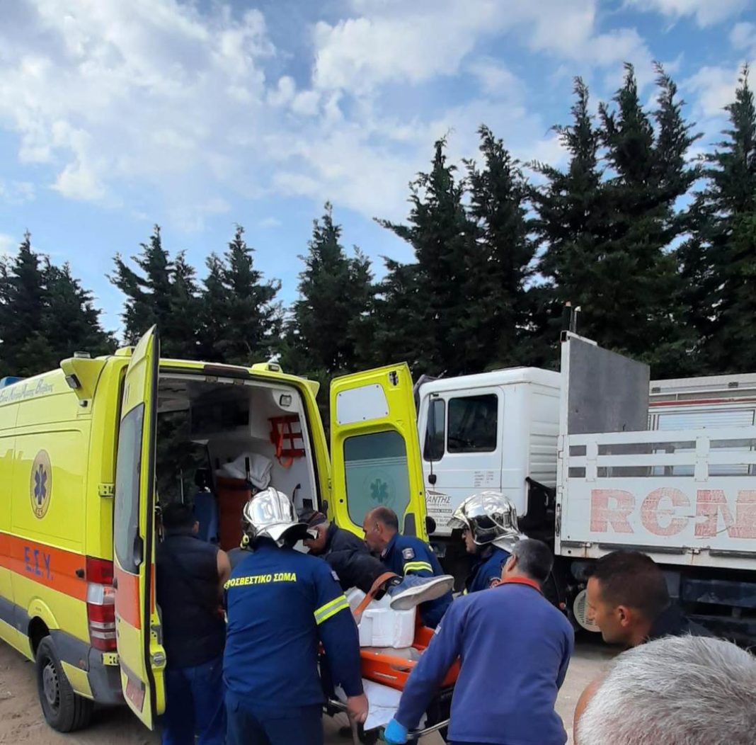 Σωτήρια επιχείρηση διάσωσης της Πυροσβεστικής για εργάτη που έπεσε από ...