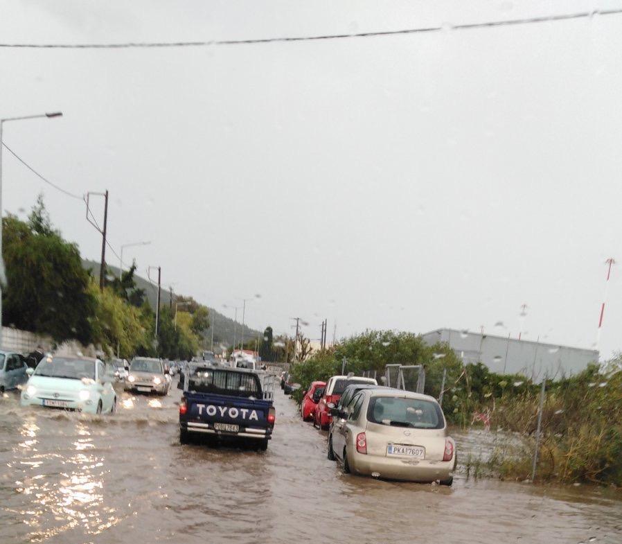 Δρόμοι- ποτάμια από τη βροχή. Καλώδιο έσπασε από στύλο της ΔΕΗ στην ...