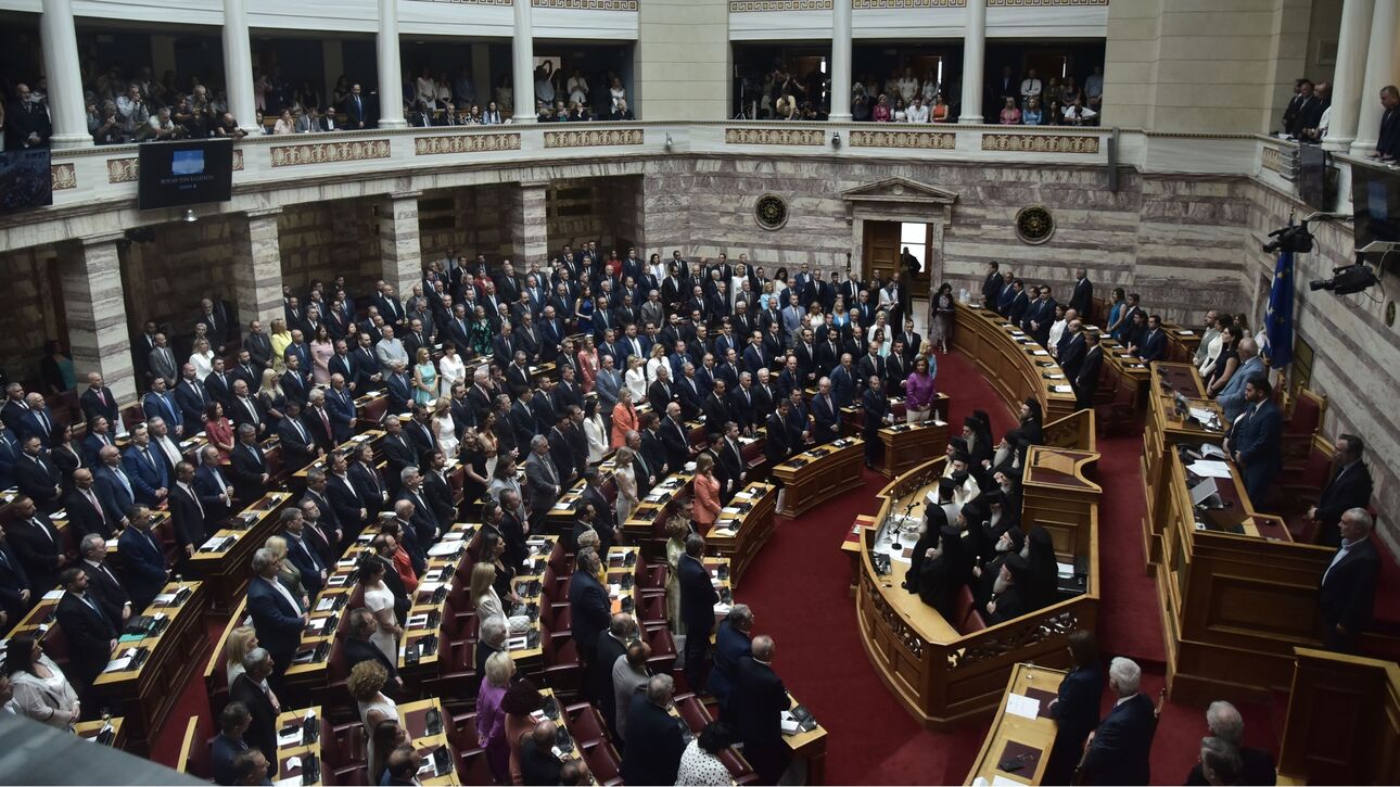 Πού κάθισαν στη Βουλή οι βουλευτές των κομμάτων | Οι ετοιμασίες πριν ...