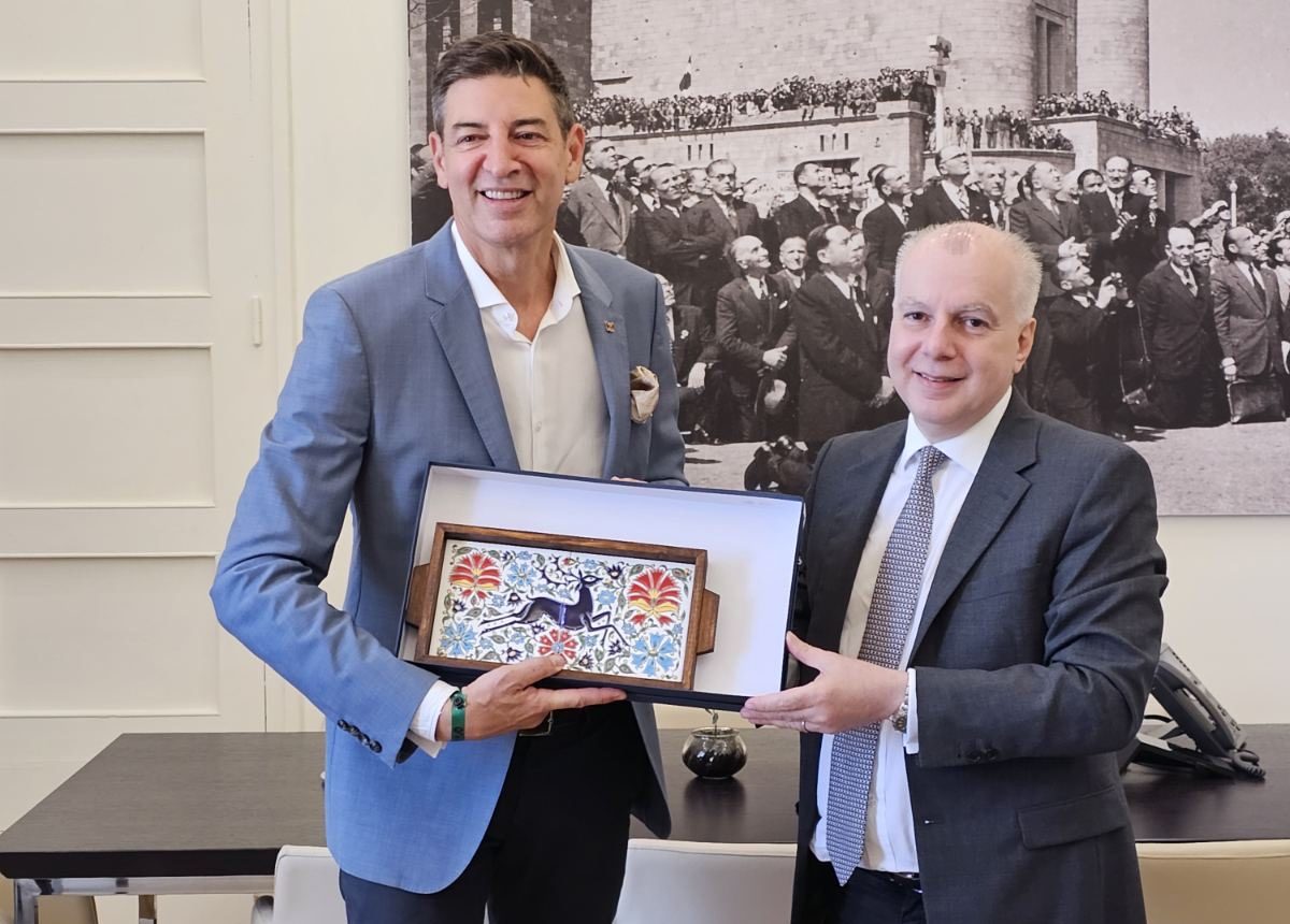 Ο δήμαρχος του Περθ στο δημαρχείο της Ρόδου | Νέα | Εκτακτη ...