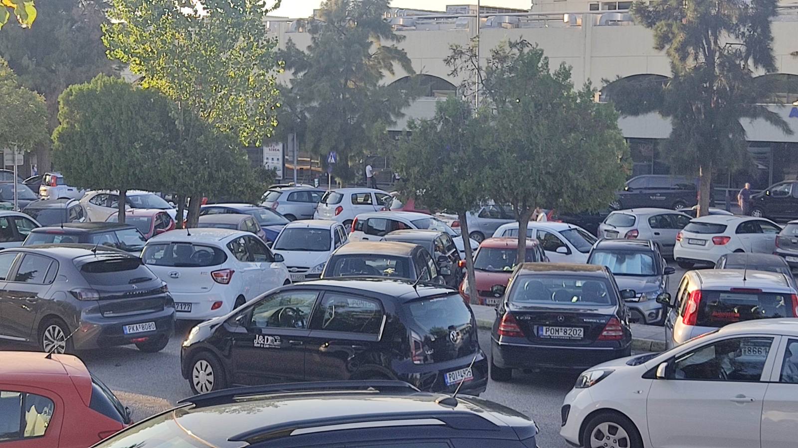 Αλαλούμ με τη στάθμευση στο αεροδρόμιο της Ρόδου | Νέα | Εκτακτη ...